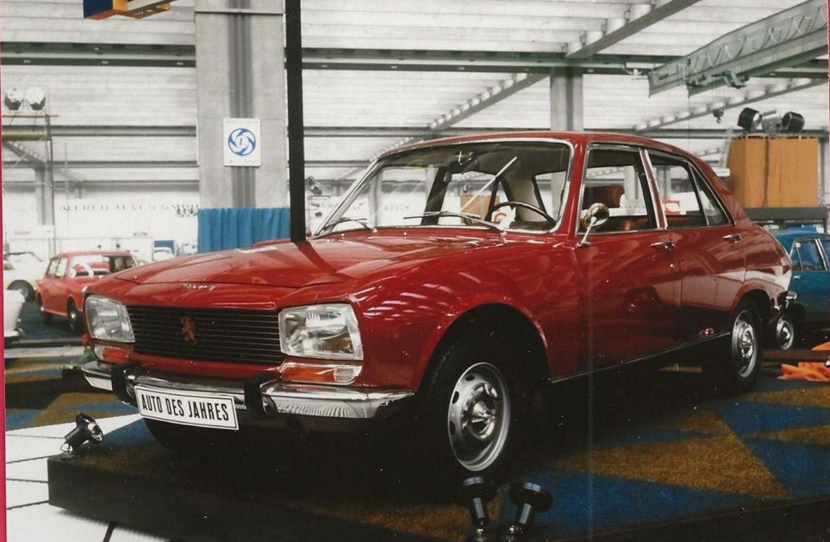 Mémoire2Ville on Twitter: "Rétro car voiture PEUGEOT 504 BERLINE ROUGE AUTO DES JAHRES 1980"