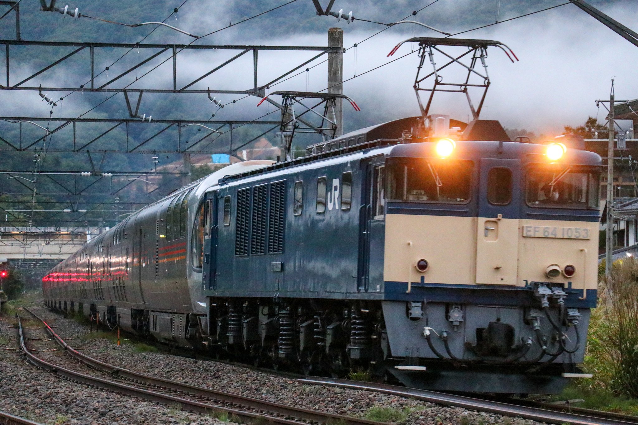 KAZU かず on Twitter: "2022.10.9 9011レ EF64 1053 + E26系12B 信州カシオペア紀行 眼下に見えるゴールに向けて、姨捨を下っていきました。 この ...