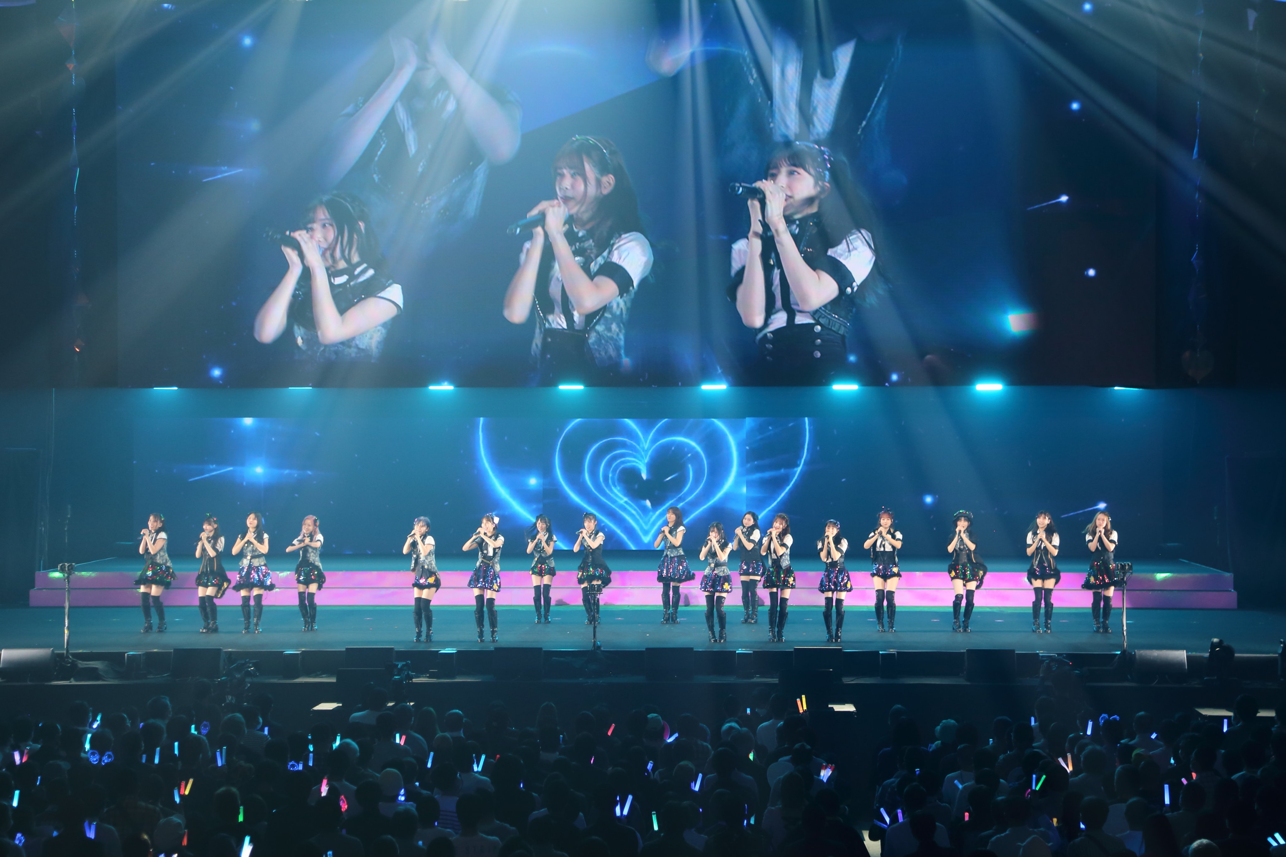 J-CASTニュース on Twitter: "#AKB48 が9年6か月ぶりに #日本武道館 で開いている単独コンサートの様子を当アカウントからお届けします。昨日（10/8）は、気象予報士の ...