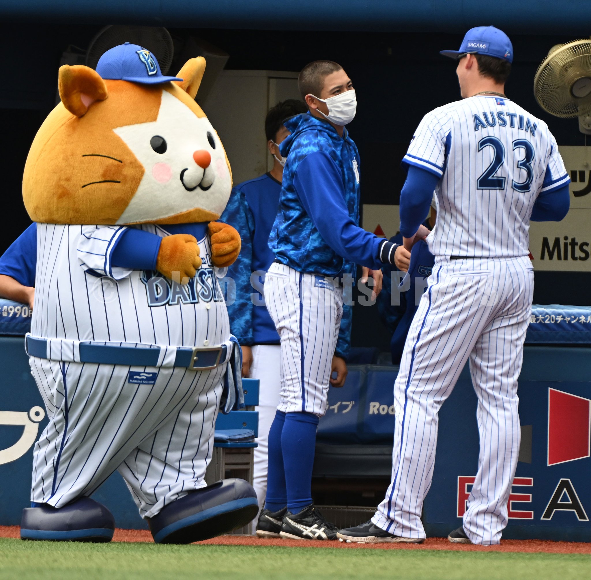 東スポ 写真部 on Twitter: "【プロ野球】 10月9日 横浜スタジアム #CSファーストステージ #帽子を返して ＃森敬斗 ＃オースティン #横浜denaベイスターズ ...