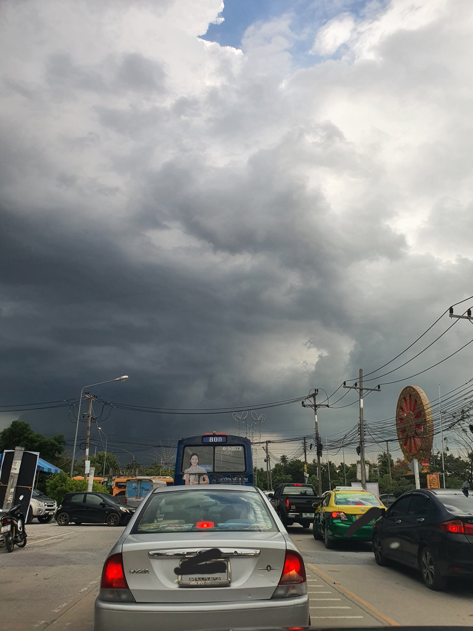 JS100 on Twitter: "RT@blllm04 12.00 วัดไร่ขิง นครปฐม มีงานฉลองพระบรมธาตุเจดีย์ฯ รถมุ่งเข้าวัดหนา ...