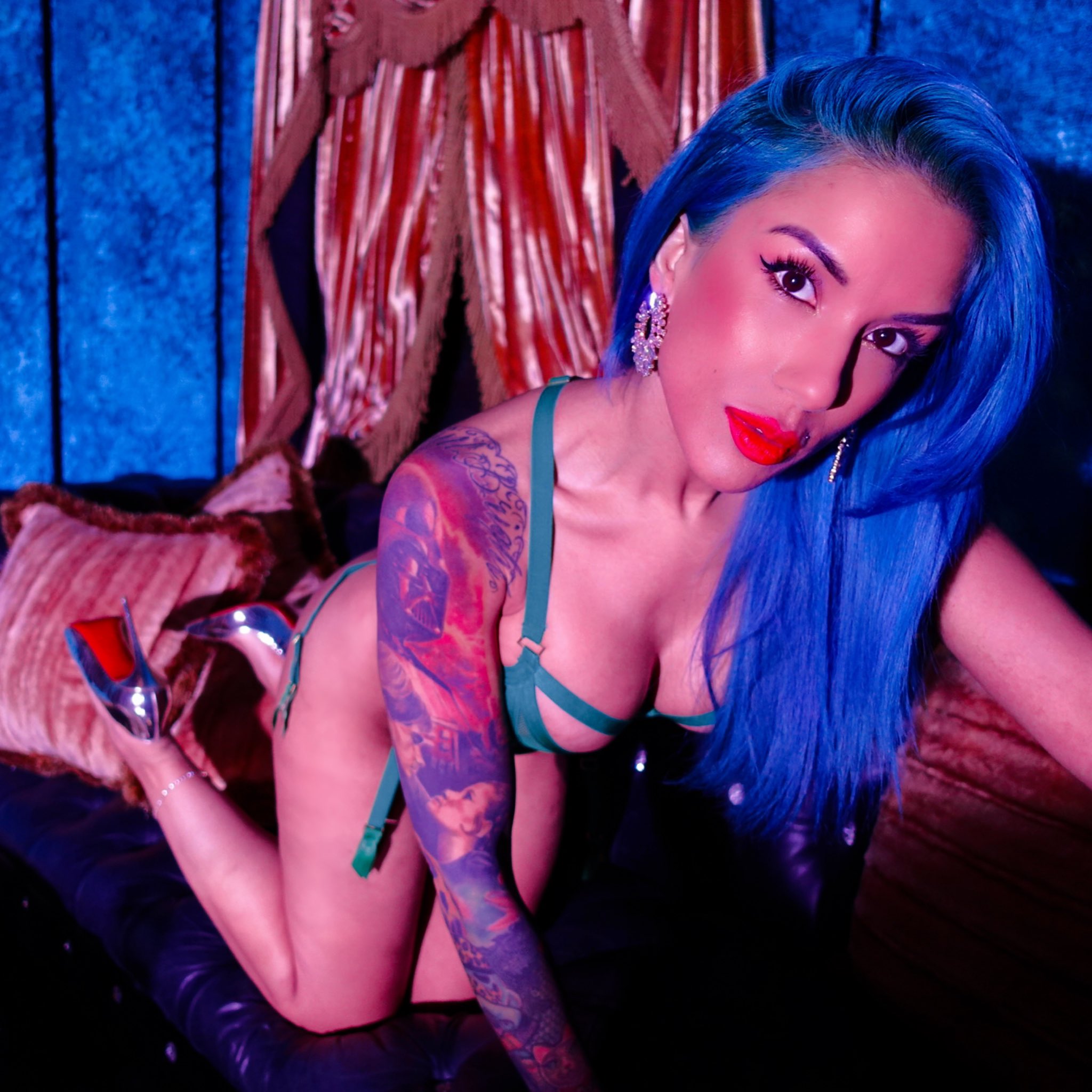 ♀️ KinkyDomina Christine ♀️ LOYALFANS on Twitter: "RT @GoddessPenelope: Loubs ON or OFF https ...