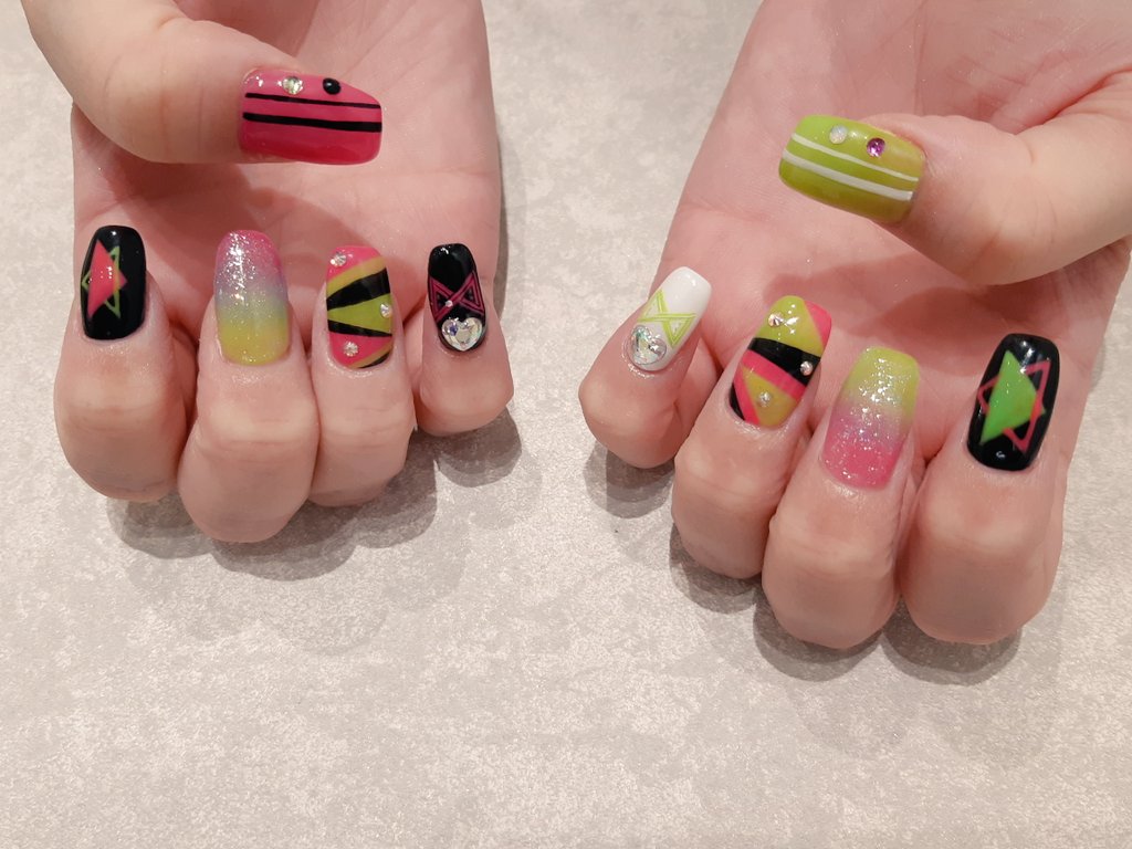 「Re:vale単独ライブネイルしてきた 💅 りばれの女たちの知恵とアイデアで出来上がった最高のデザイン🥺💖💖」ちむたん@モブおじさんの漫画