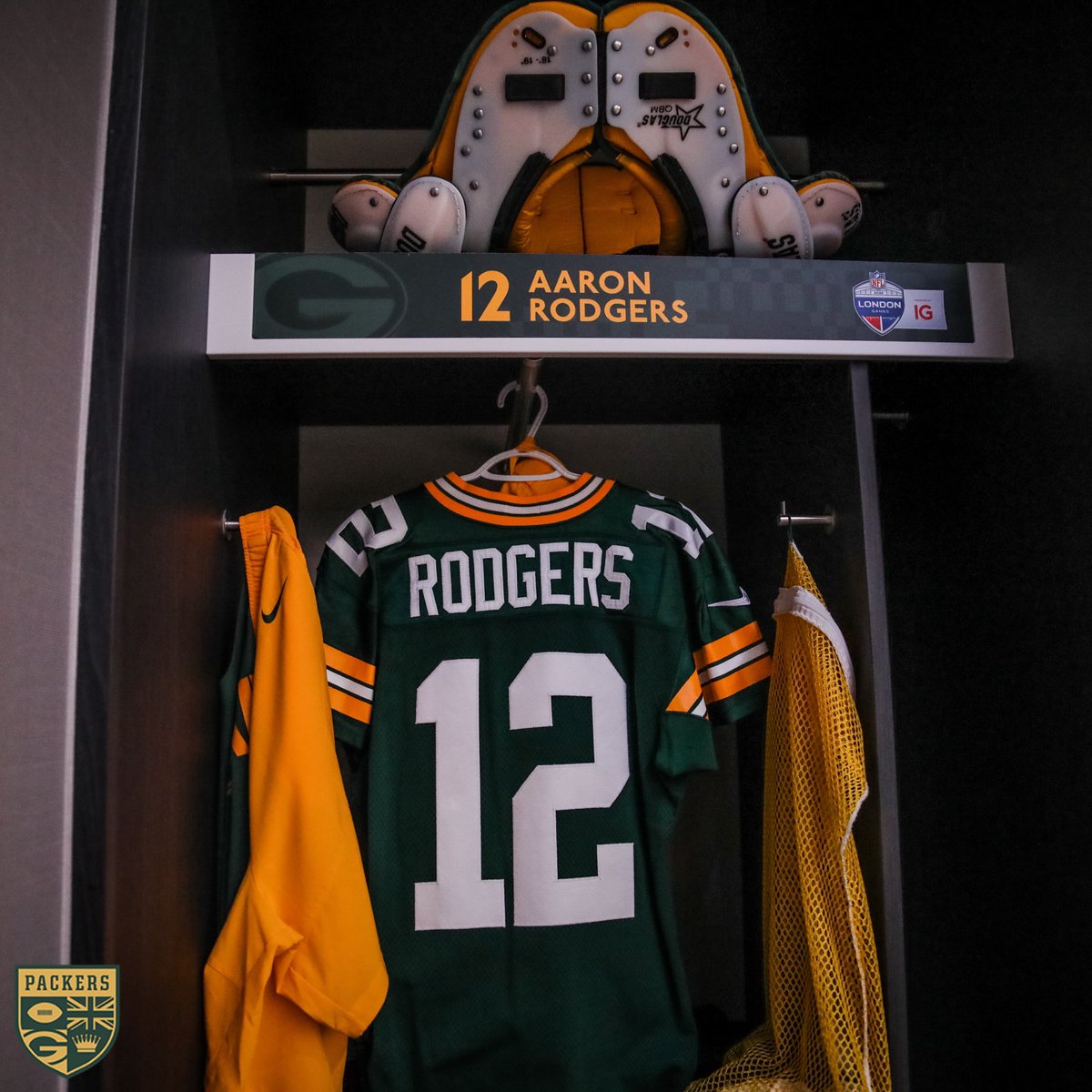 Inside the #Packers locker room in London! 🤩🇬🇧 📸: https://t.co ...