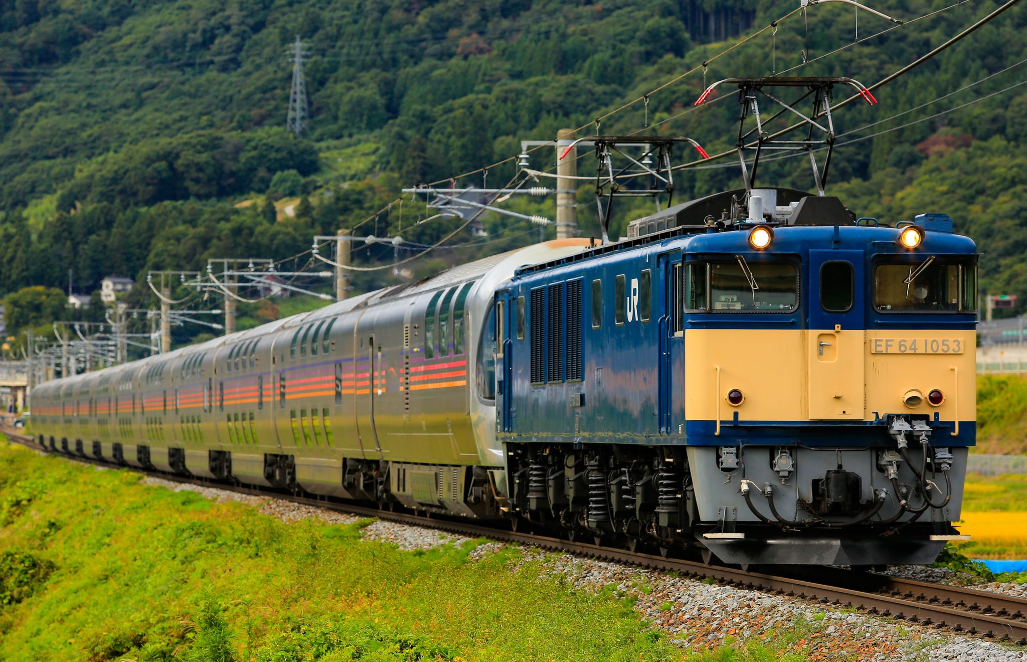 ゆーたろー☆彡 on Twitter: "カシオペア紀行長野行き ☆稲荷山〜篠ノ井 9011列車 EF64 1053②＋E26系12車 https://t.co/jkNwBhExOy ...