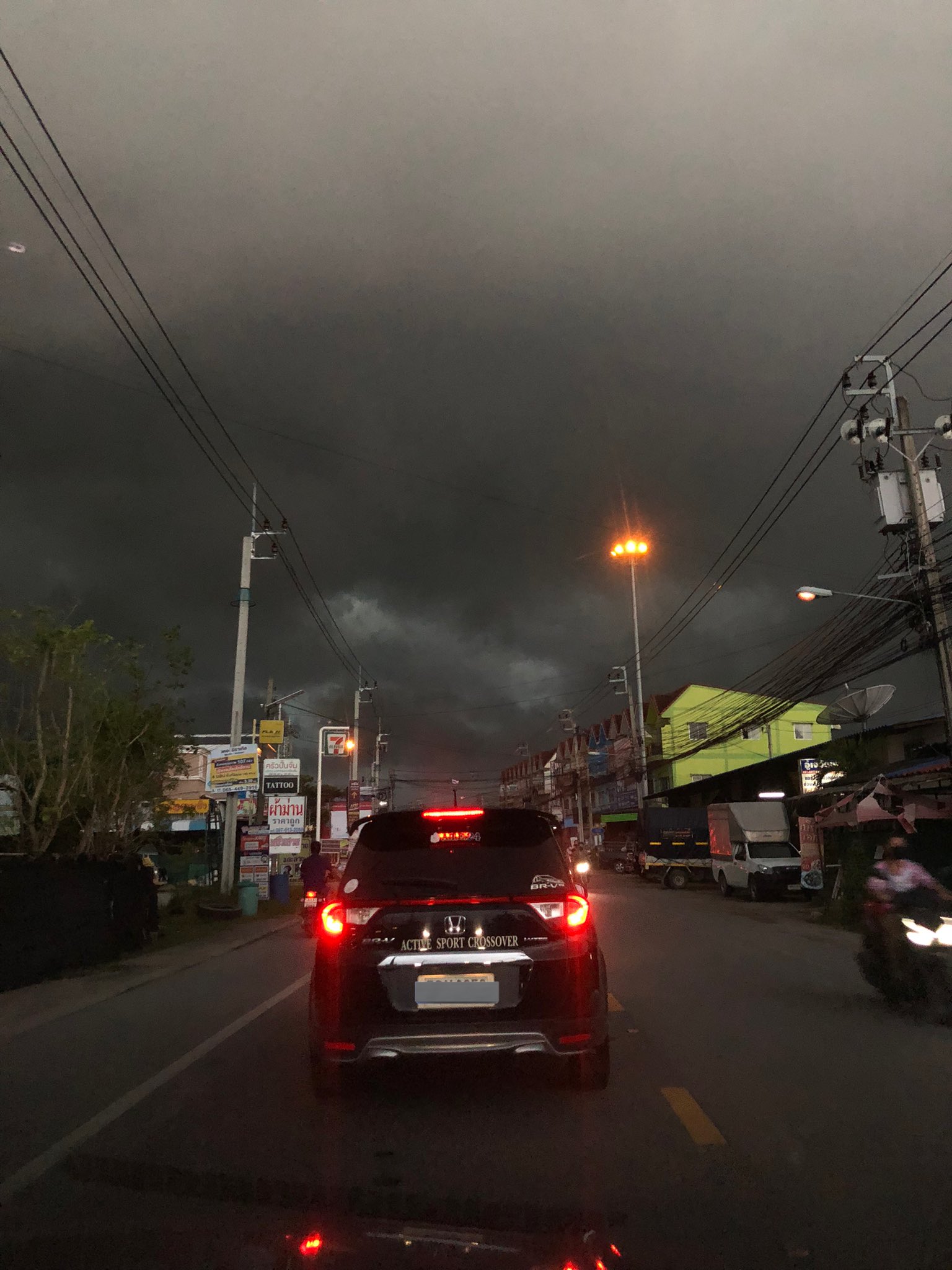 JS100 on Twitter: "RT@ChannJames : 17.34 ฟ้ามันมืดมาก ตอนนี้ #ซอยมังกร สมุทรปราการ https://t.co ...