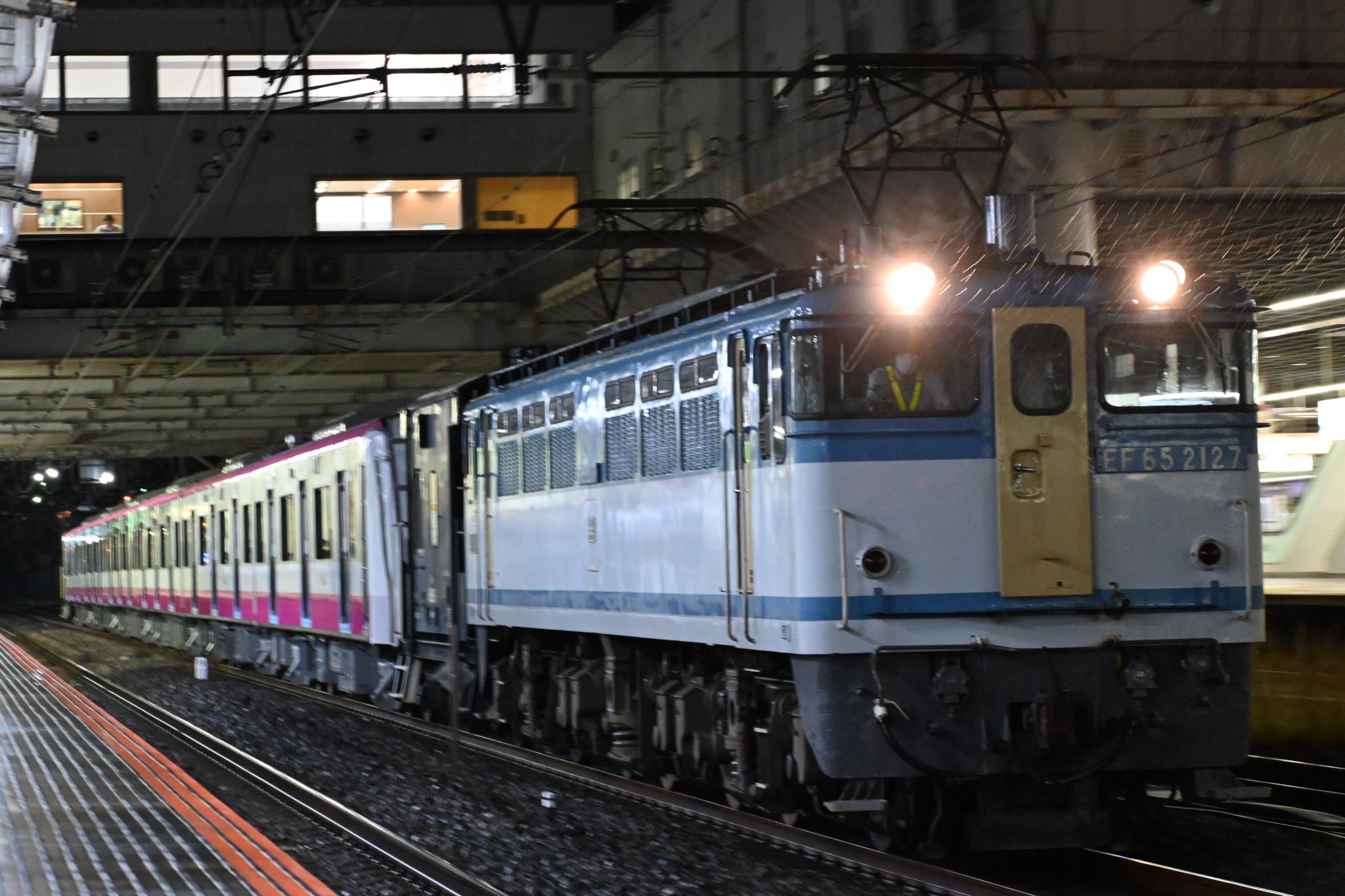 写真垢 on Twitter: "EF65 2127+ヨ8891+新京成80000形+ヨ8925 甲種輸送@小田原 2時間以上遅れての通過。広島更新色が担当。 https://t.co ...