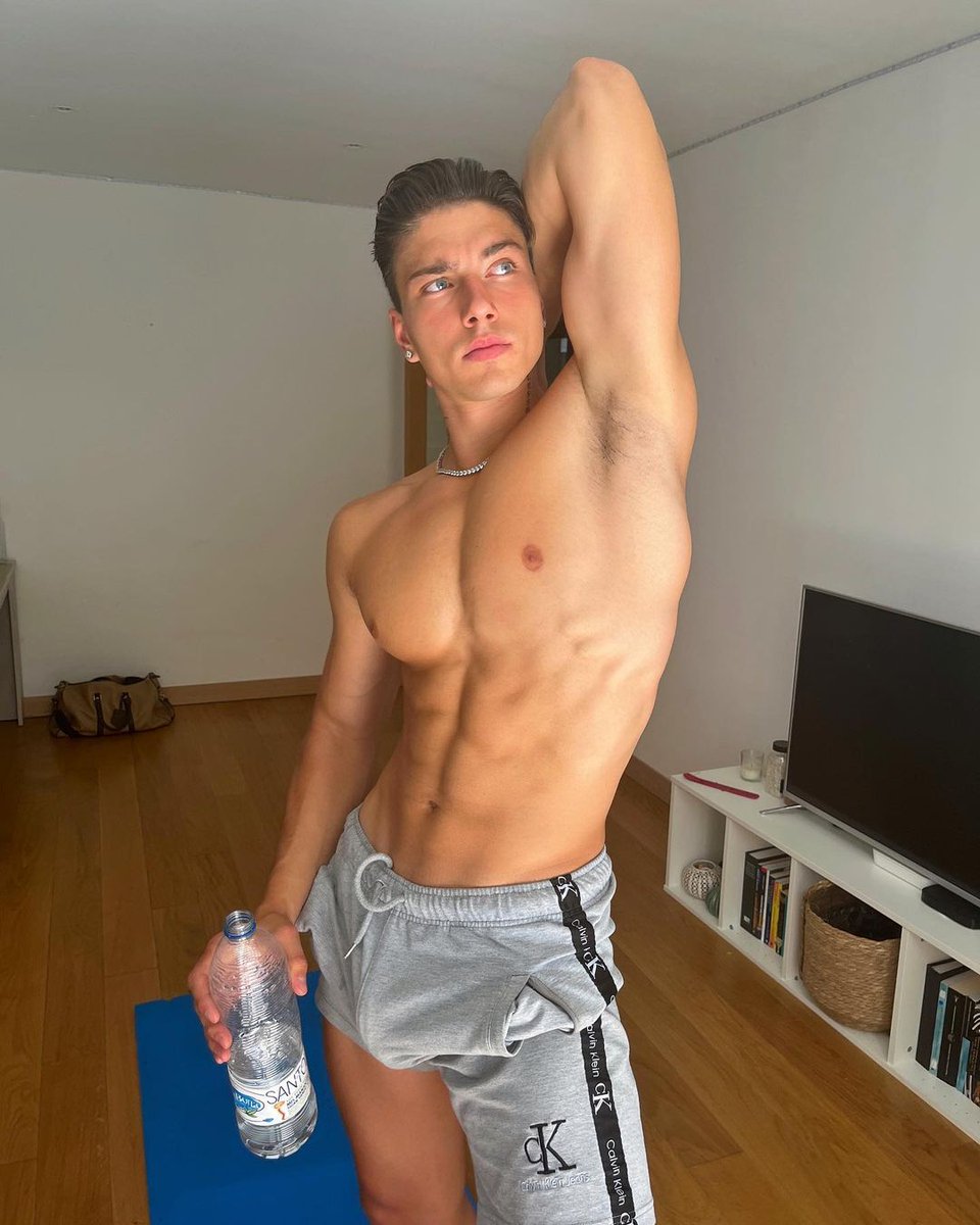 Young FIT 5OOK on Twitter: "Follow Golden G @Goldengeorgiii"