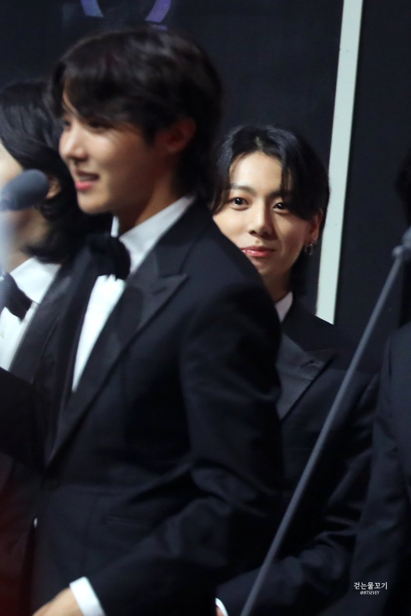 다섯번째 계절 on Twitter: "RT @BTSEVEY: 221008 TMA 더팩트 뮤직 어워즈 빼꼼강쥐(토끼임) @BTS_twt #방탄소년단 #BTS #JUNGKOOK ...