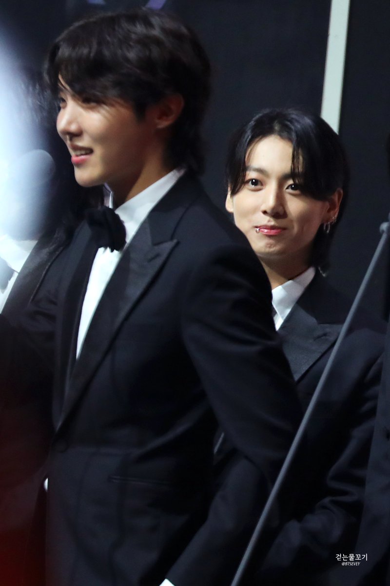 다섯번째 계절 on Twitter: "RT @BTSEVEY: 221008 TMA 더팩트 뮤직 어워즈 빼꼼강쥐(토끼임) @BTS_twt #방탄소년단 #BTS #JUNGKOOK ...