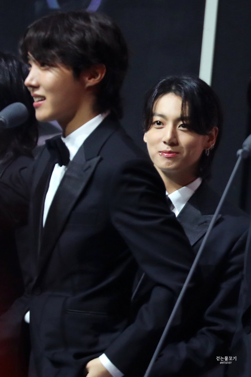 다섯번째 계절 on Twitter: "RT @BTSEVEY: 221008 TMA 더팩트 뮤직 어워즈 빼꼼강쥐(토끼임) @BTS_twt #방탄소년단 #BTS #JUNGKOOK ...