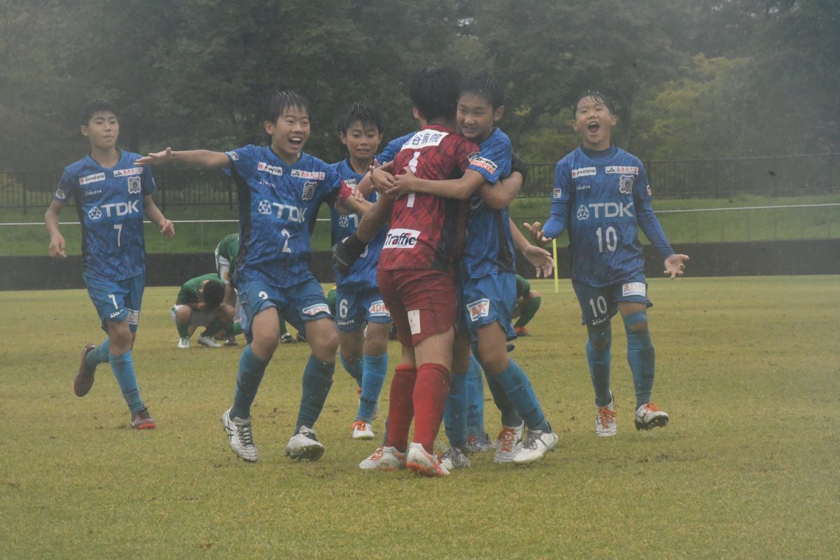 ブラウブリッツ秋田 育成(公式) On Twitter 決勝戦は激しい雨とぬかるんで所々水溜りのあるピッチでの戦いでしたが、延長戦を含めて選手たちは最後まで走り切りました Pk戦では佐藤陽