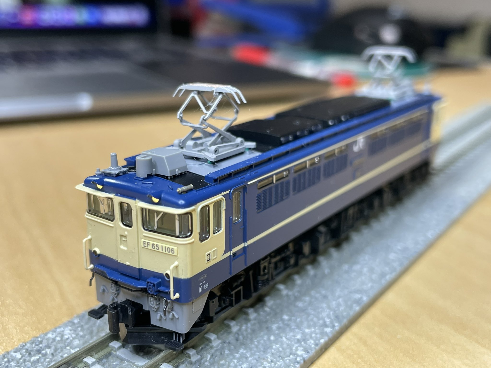 たけぞー＠鉄の王道（鉄道アカ） on Twitter: "【お手軽加工】棚を整理していたら、EF65PFを発見。M-13モーターが一個手元にあったので換装。また、KATO製の金属製パンタ（塗装 ...