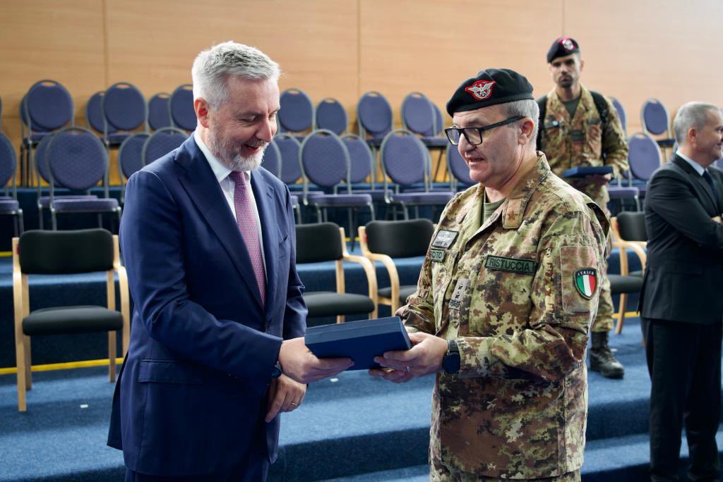 Lorenzo Guerini on Twitter: "Oggi l'Italia assume nuovamente il comando di @NATO_KFOR che da 23 ...
