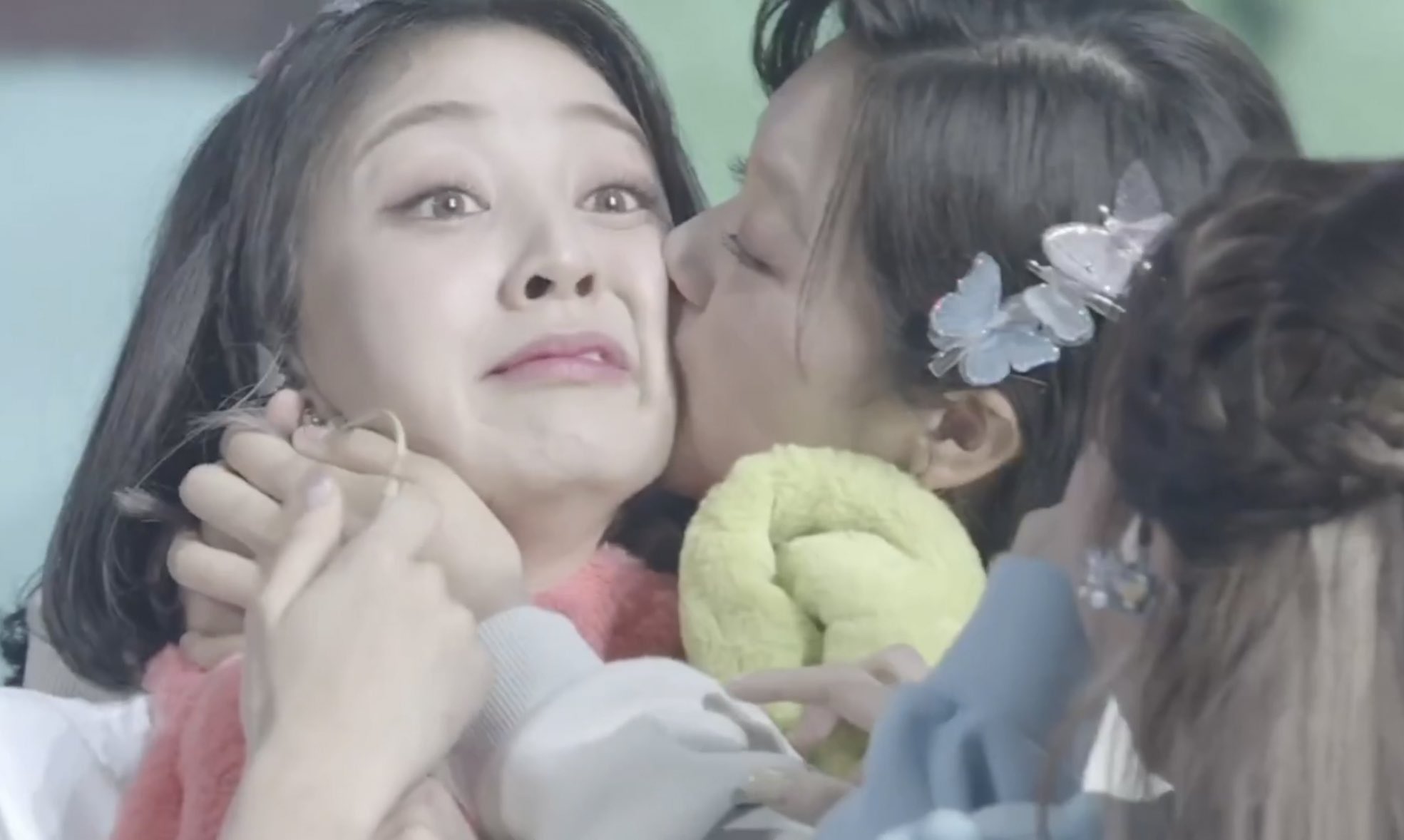 Jihyo Chile on Twitter: "[101022🎤FOTOS] Las miembros le dieron un besito de agradecimiento a ...