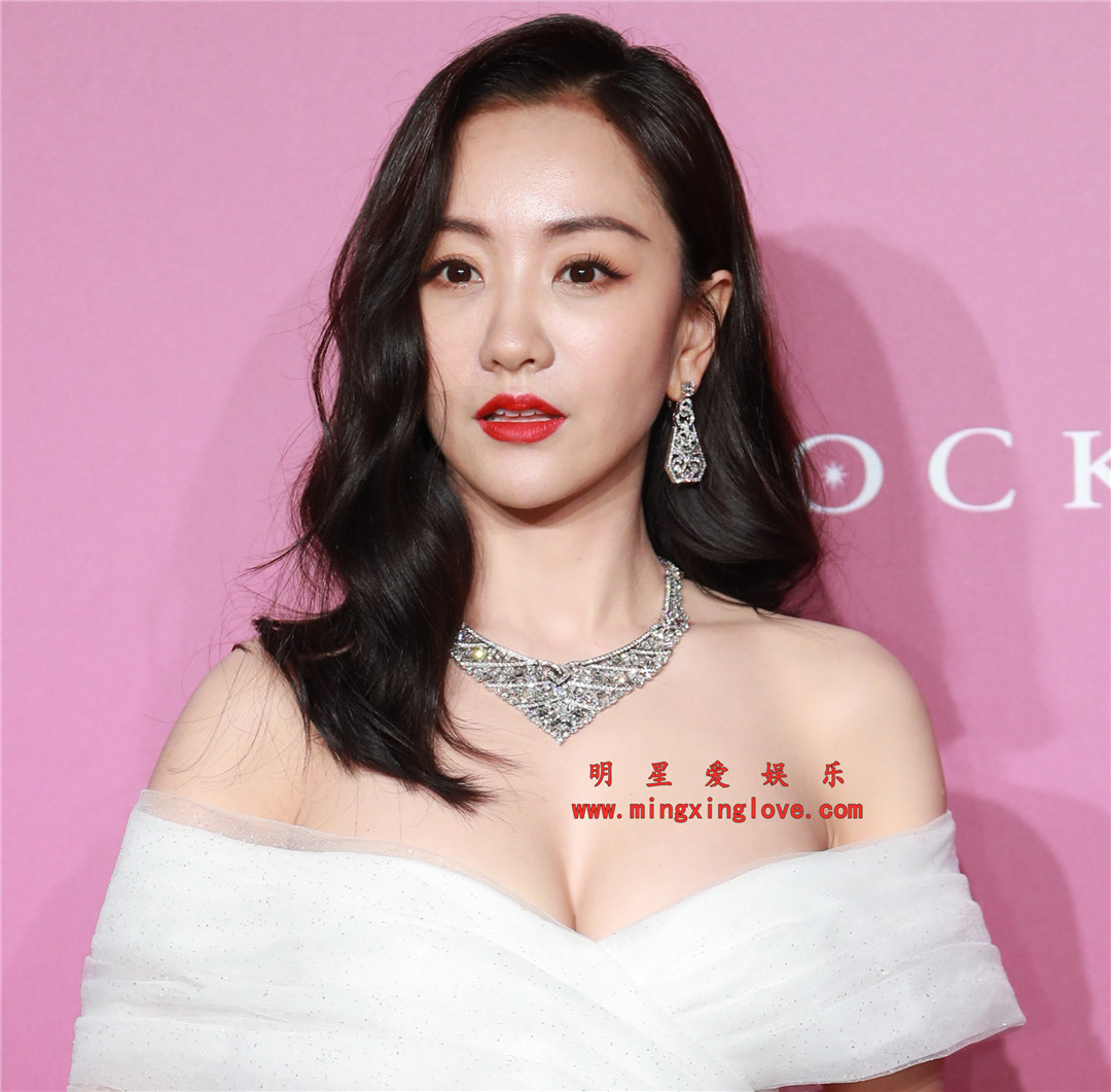 mingxinglove on Twitter: "#杨蓉 参加宝格丽珠宝发布会上的走红毯照片花絮，大尺度露胸长裙， #爆乳 呼之欲出，高清4K分辨率原图无修 #生图 下载 #明星生图 ...