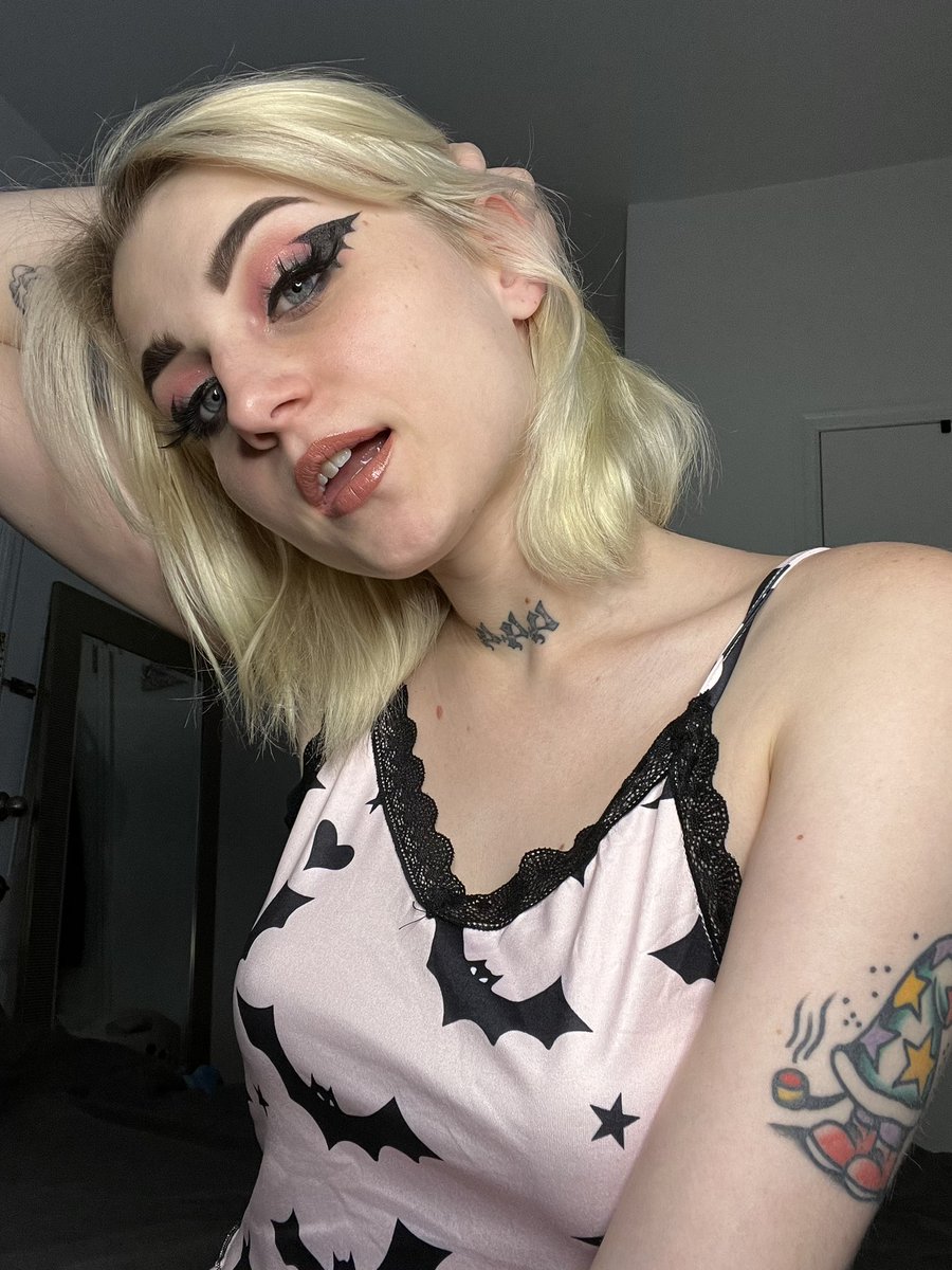 𝕫𝕖𝕪 🖤 on Twitter: "bratty batty🦇 links in bio"