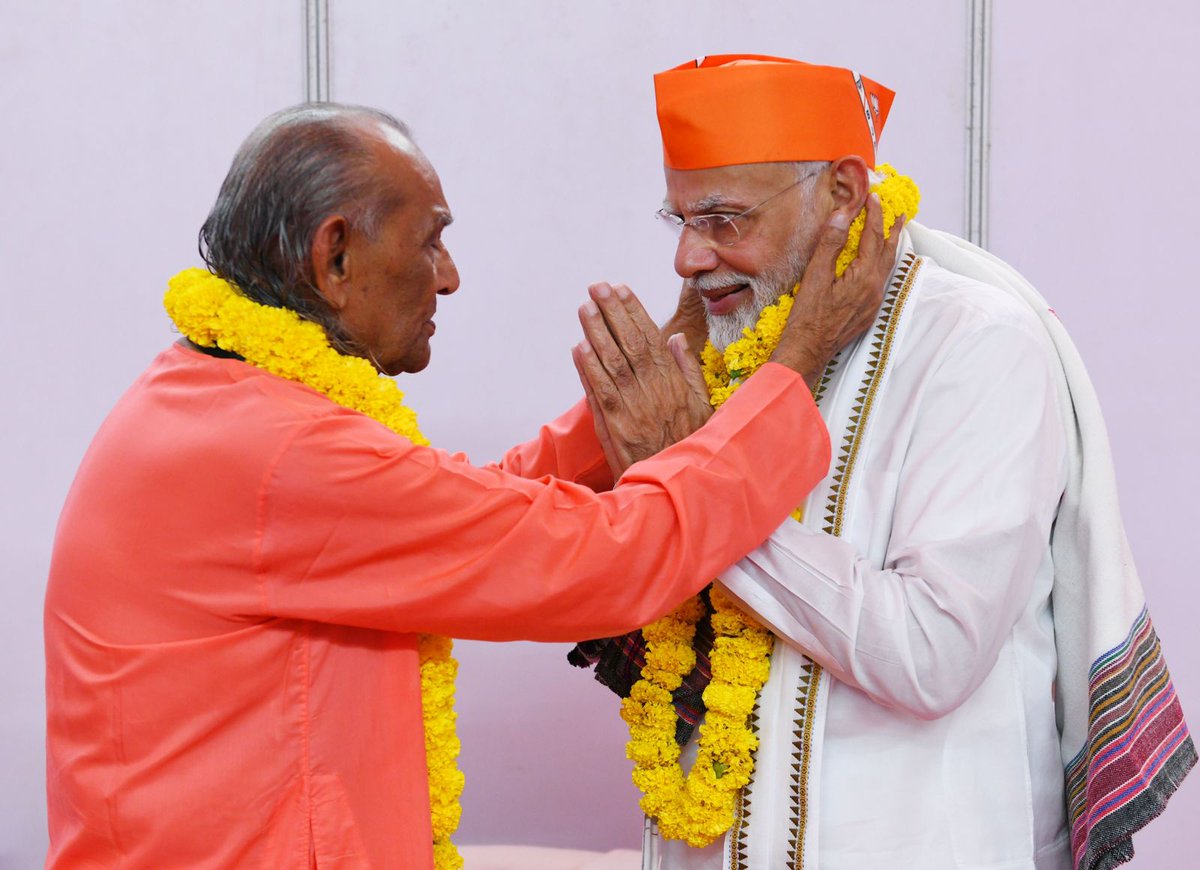 In pictures: PM Narendrabhai Modi meets Karsandas Bapu of Parab Dham ...