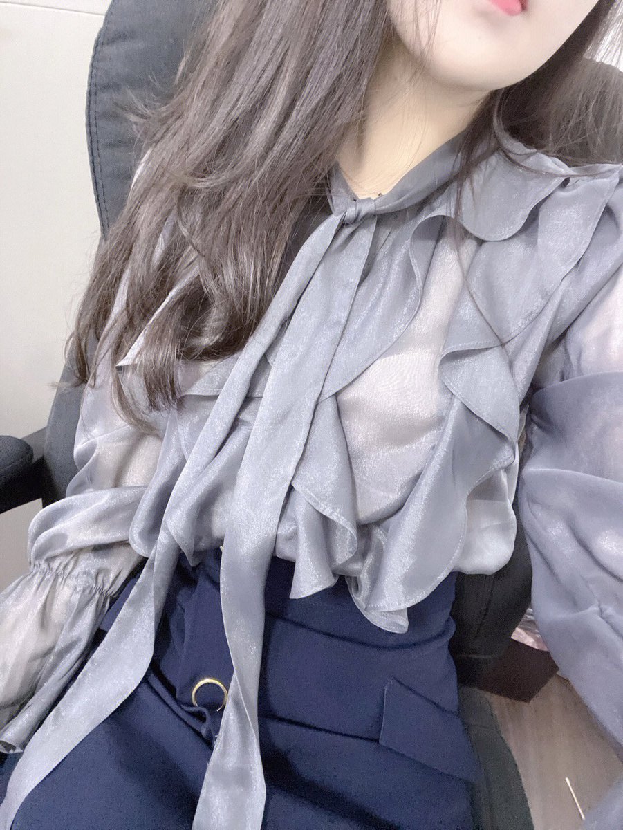 琦琦怪 On Twitter 刚刚在办公室跟老领导做爱,吃完午饭才洗了个澡,太热就没穿内衣,直接穿就一条裙子。刚到办公室就被老领导就被带到