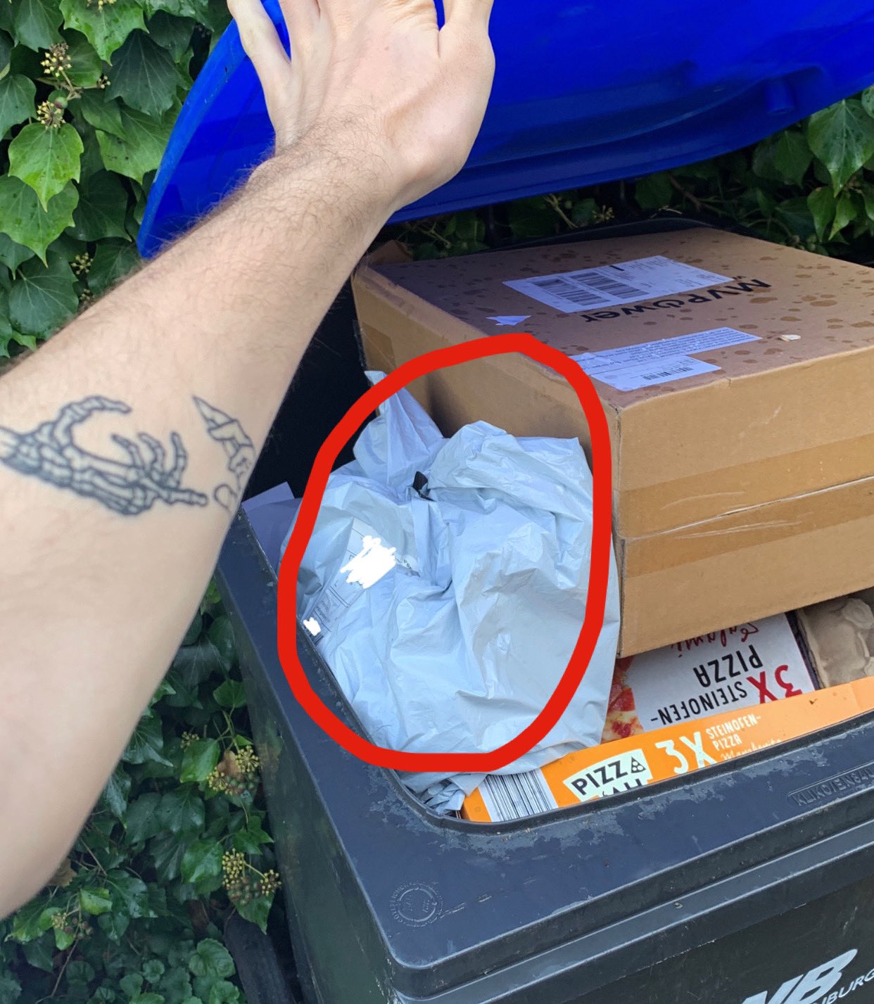 shrexy 🖤🌙 on Twitter: "KURIER WRZUCIŁ NAM PACZKĘ DO KONTENERA NA ŚMIECI ...