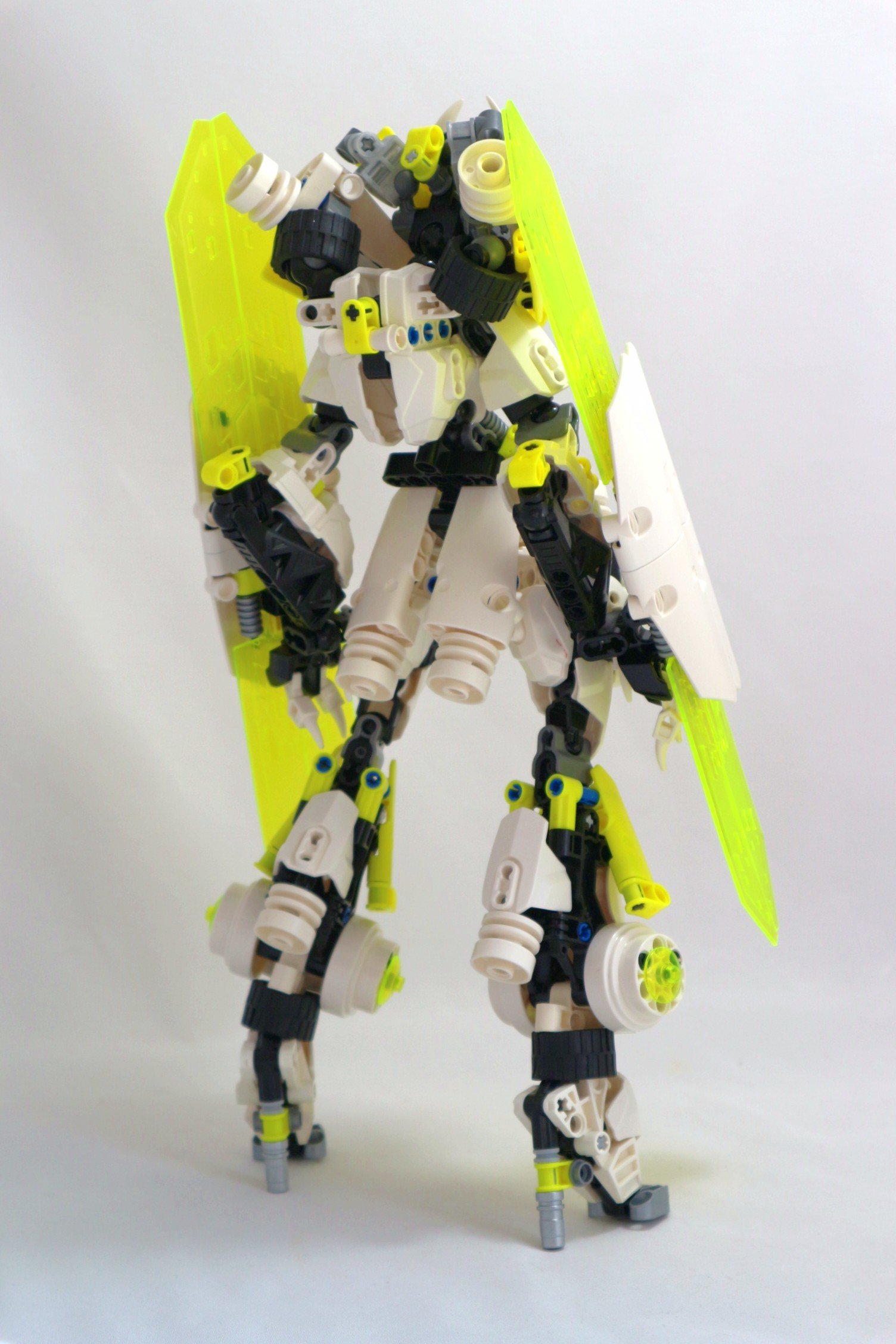 IBK on Twitter: "新入りの子です ネオンカラーが鮮烈な聖騎士系メイデンロイド 巨大な二つのシールドブレードは手の甲に接続されていることで様々な向きに対応 盾と同じ形状のアーマー ...