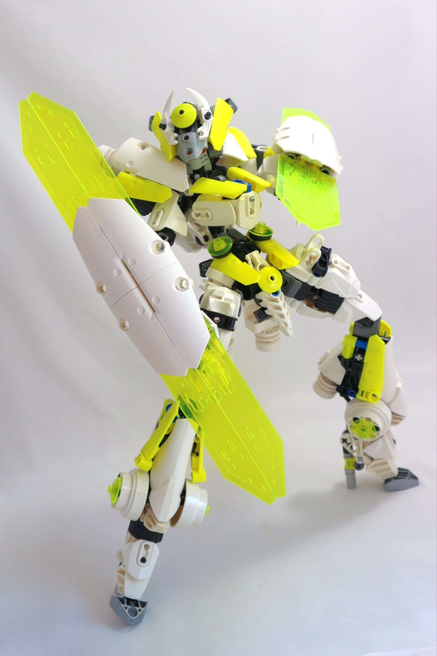 IBK on Twitter: "新入りの子です ネオンカラーが鮮烈な聖騎士系メイデンロイド 巨大な二つのシールドブレードは手の甲に接続されていることで様々な向きに対応 盾と同じ形状のアーマー ...