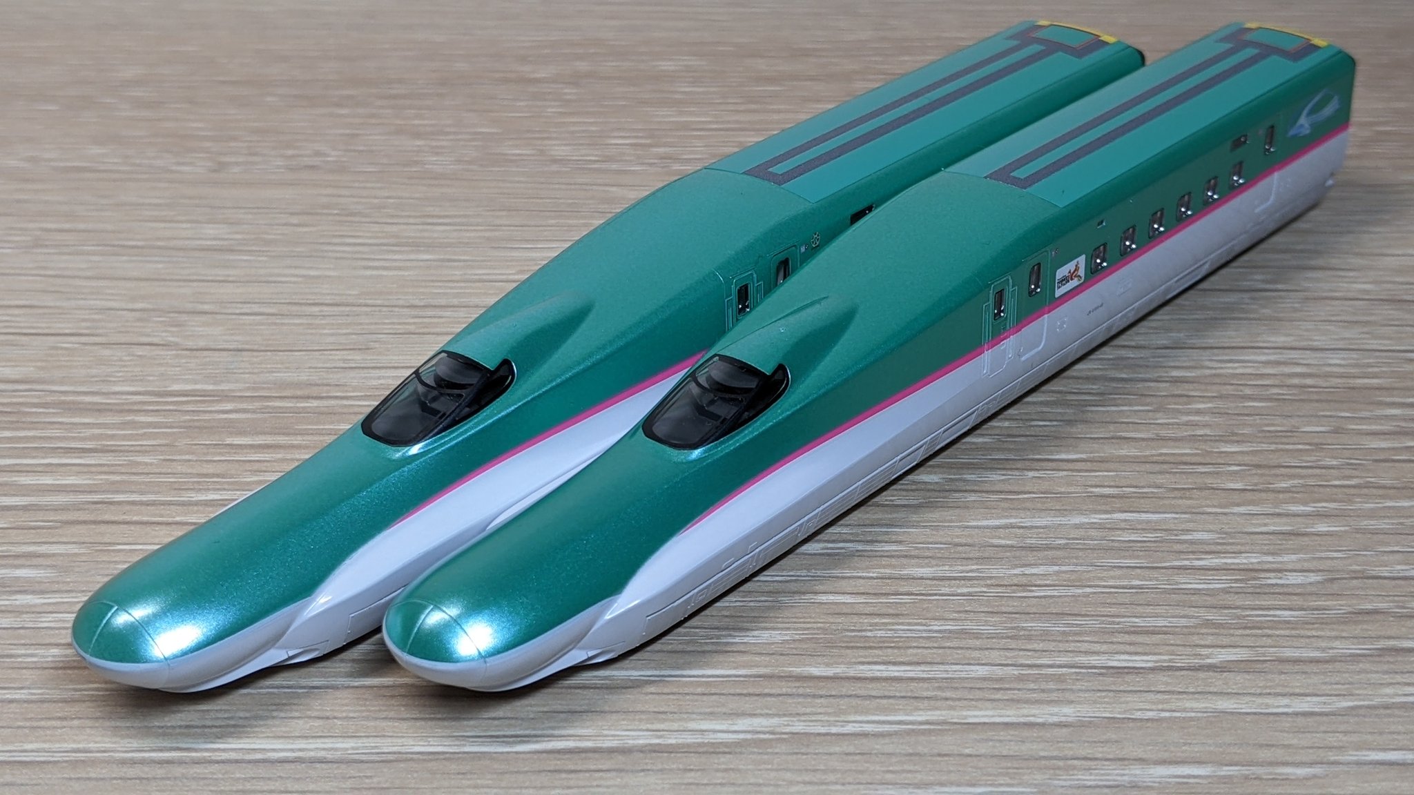 こまちまにあ on Twitter: "話題のTOMIX新ロットのE5系がやってきました。件の1号車と10号車の色違い問題、言われてみれば確かに濃さがちょっと違うかな…?くらいでした🤔 それ ...