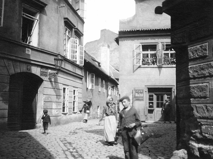Pražské příběhy on Twitter: "Praha, Staré Město, Řásnovka kolem roku 1910. Fotograf Antonín ...