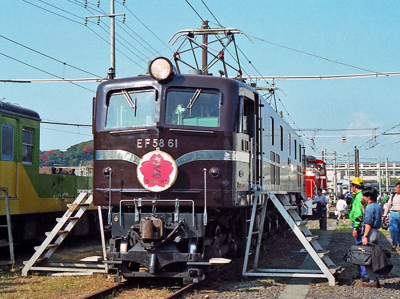 JAPAN GT-E on Twitter: "大宮に続いてEF58 61登場。 この月はイベントに引っ張りだこでした。 月に3回も見られましたし。 このときは、運転台に入れるという超サービス ...