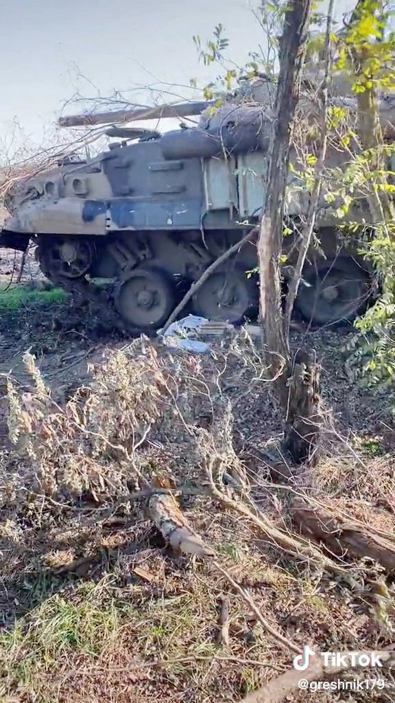 𝔗𝔥𝔢 𝔇𝔢𝔞𝔡 𝔇𝔦𝔰𝔱𝔯𝔦𝔠𝔱 on Twitter: "A Russian BMP-3 fitted with ERA soft modules of MBTs. https://t ...