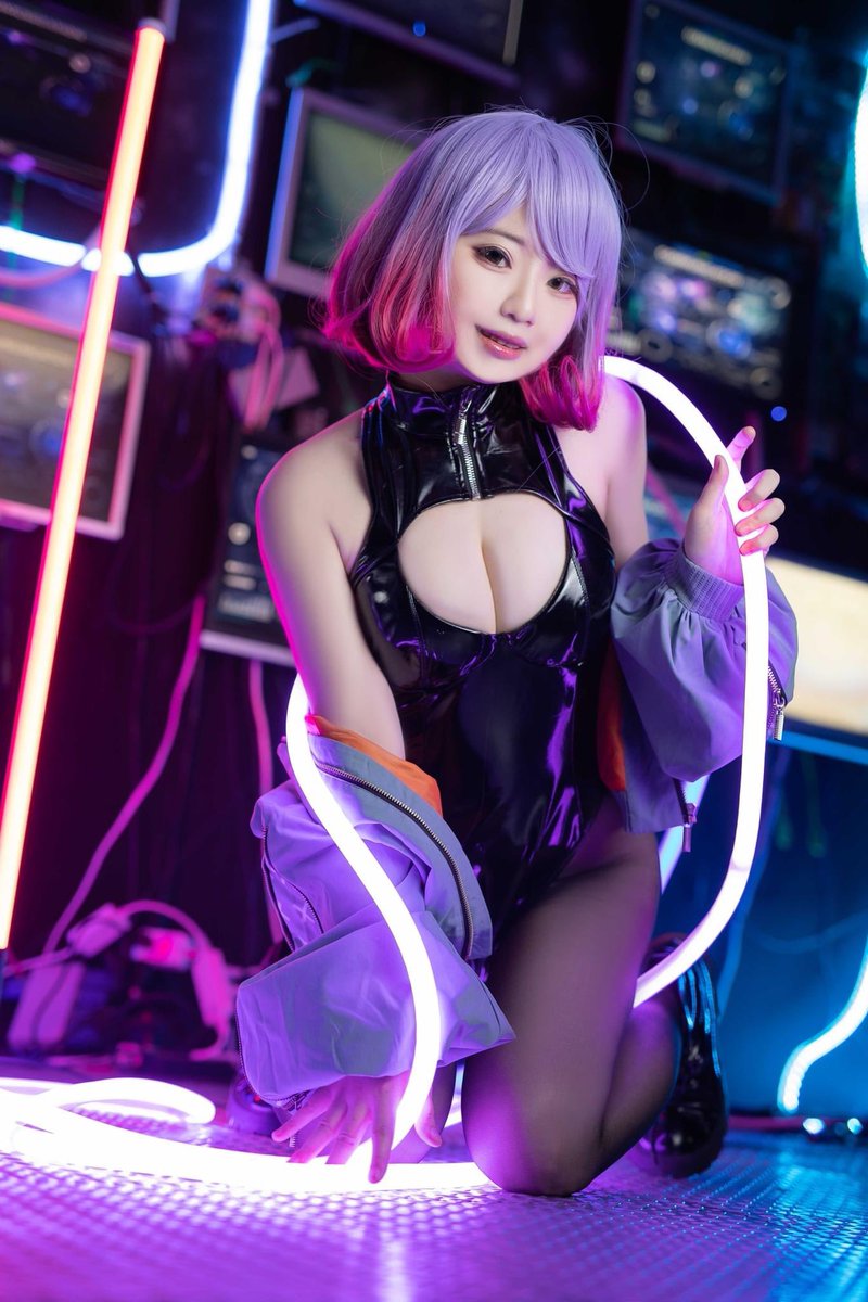 最近看了電馭叛客 發現LUNA的這套造型好叛客喔XD 如果要Cos你們會許願我出誰? 願願yuan @yuan_yuan1126