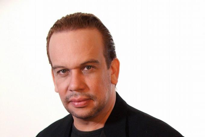 Carlos Espinal regresa a la escena en su rol actoral en el afamado musical “La jaula de las ...