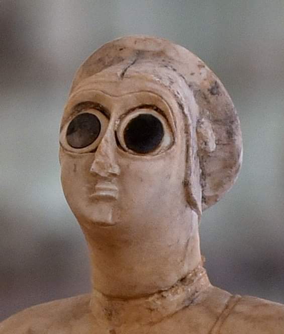 Historia y Arqueología™ on Twitter: "Esta estatua sumeria femenina que tanto te mira con ...