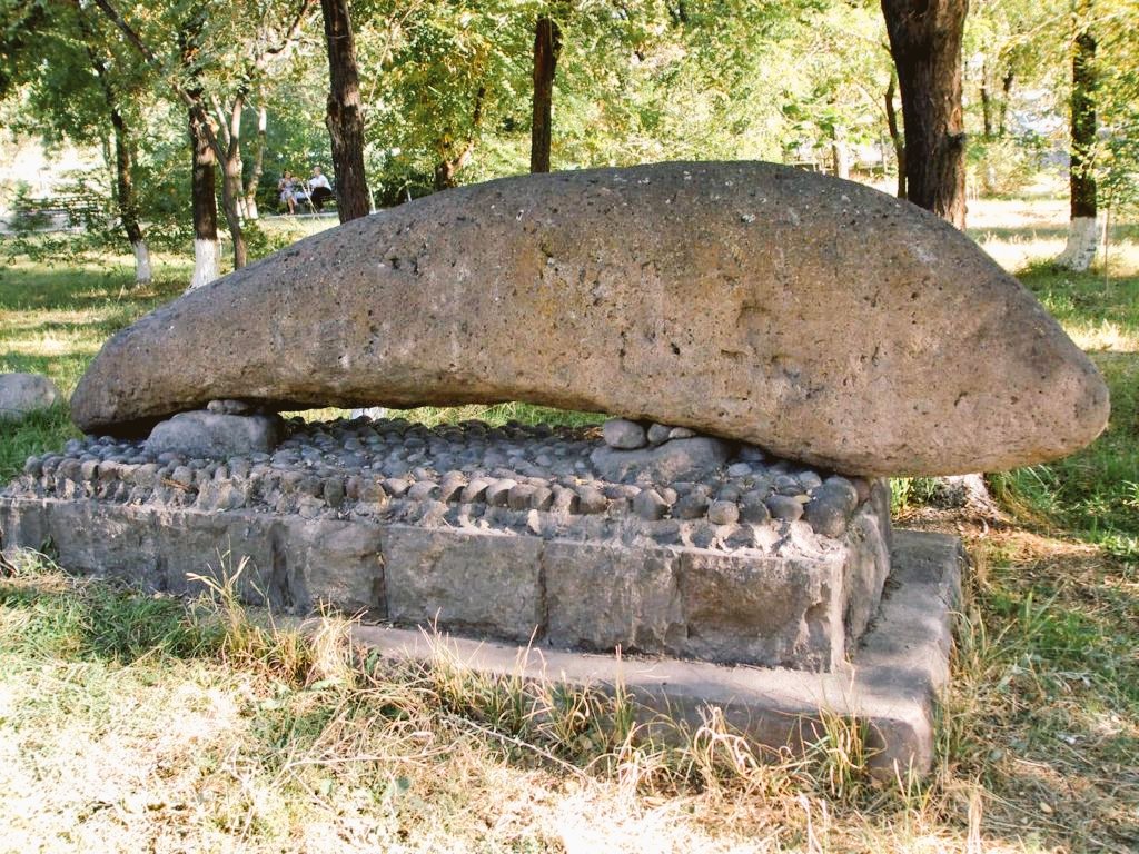 1/ Vishapakar "विशाप आकार" , vishap stones, "serpent-stones", "dragon ...