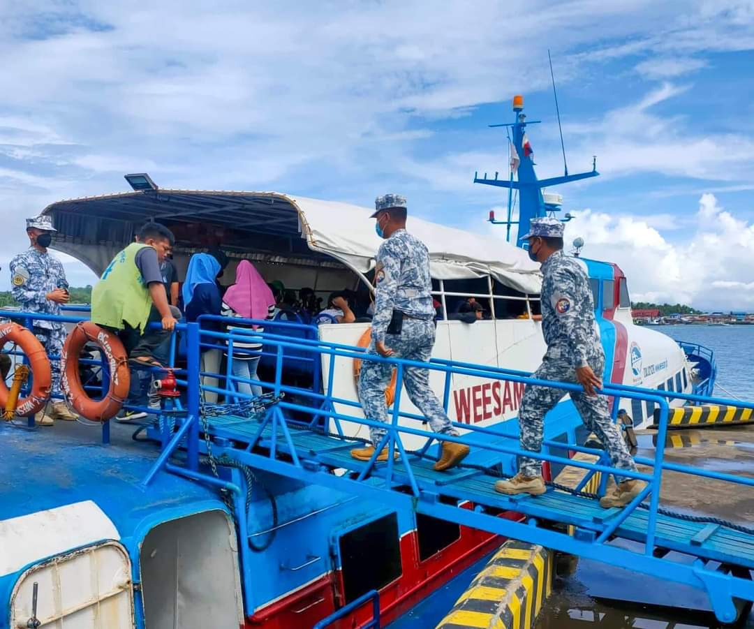Philippine Coast Guard on Twitter: "𝐀𝐓𝐌: 24/7 ang pagbabantay ng mga @coastguardph personnel sa ...