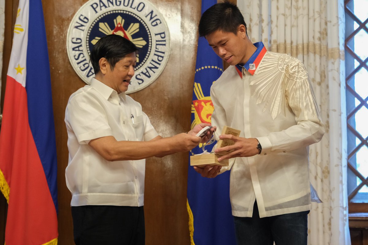 LOOK: Filipino champion pole vaulter EJ Obiena pays a courtesy call to ...