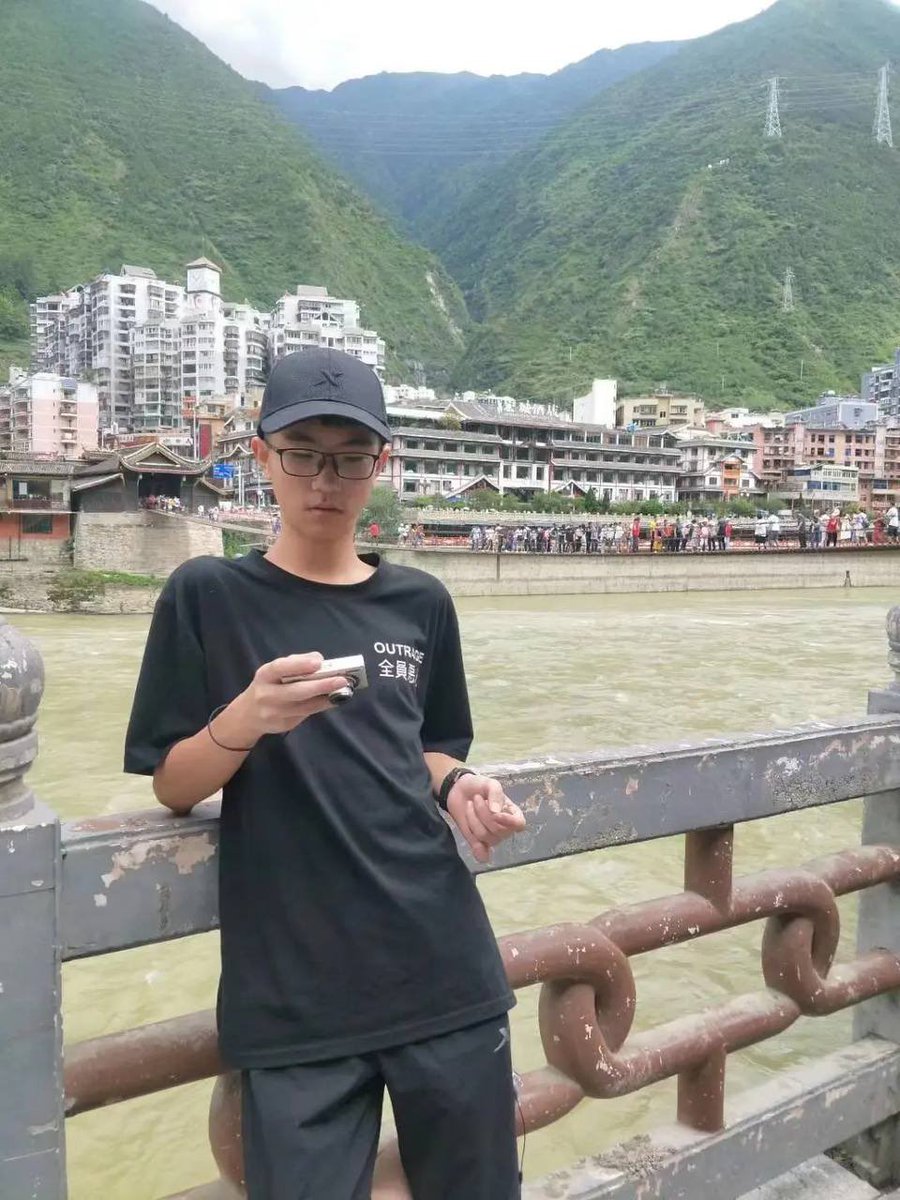 中国悲剧档案【老号】 On Twitter 10月13日重庆,一名高三男学生昨天在万州新田中学突然去世,学校把家长的指派来指派去,到最后连孩子的最后一面都没有见到,学校把孩子的遗体都运往