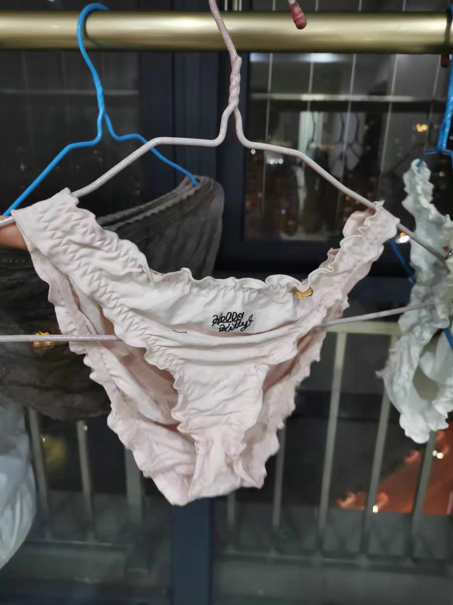 恋物专家 On Twitter 同好去亲戚家吃饭时在阳台拍的 亲戚已经是妇女的年纪了 在中学当老师的 因为人多比较紧张 就拍了十几张 还有