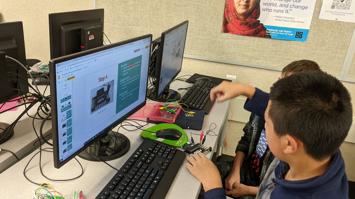 Micro:bit Educational Foundation on Twitter: "RT @BoulderMai: Students in our 7th Grade Adv CS ...