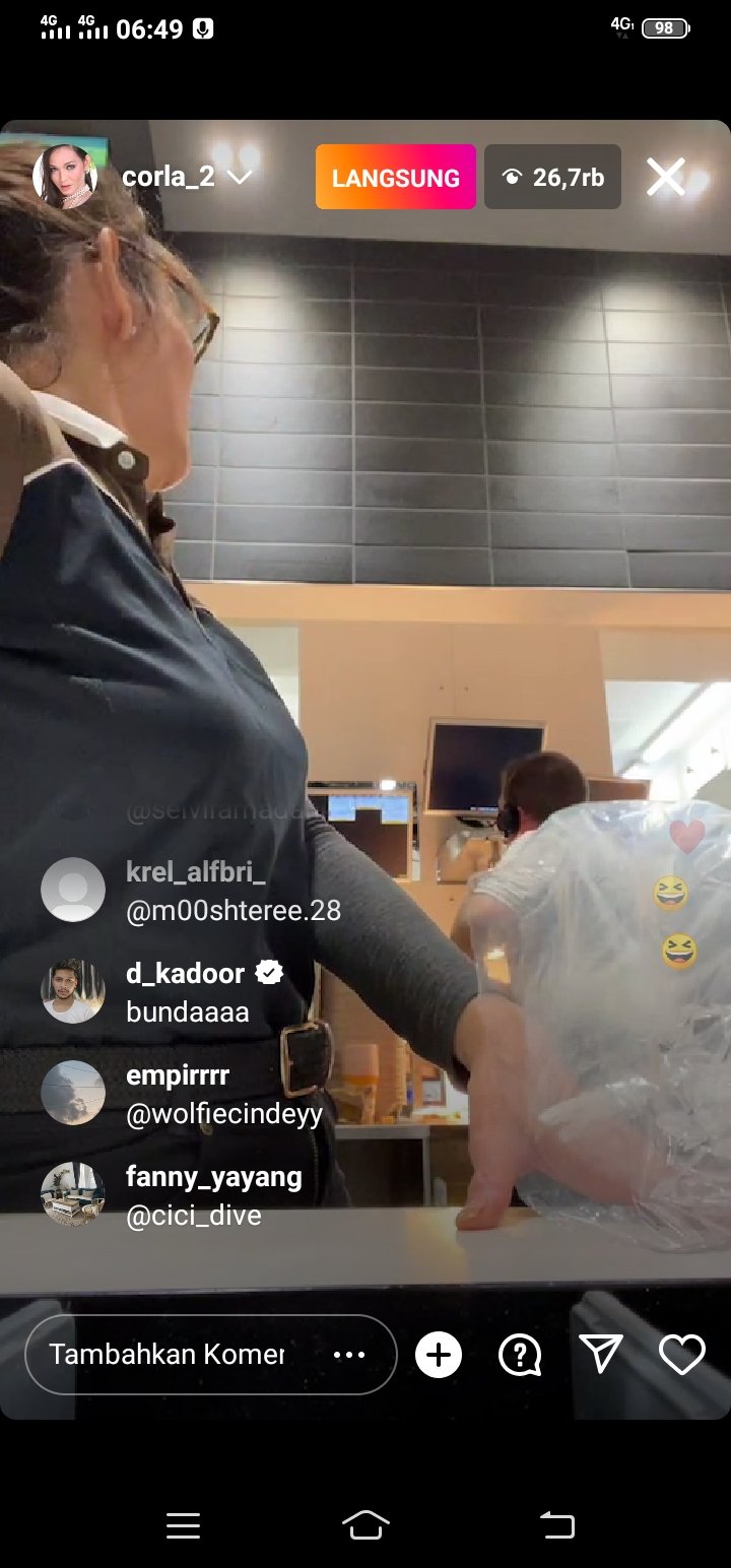 Nanad on Twitter: "Ampun pagi2 gue nnton live dia🥲trnyata bunda corla kerja d McD yaa https://t ...