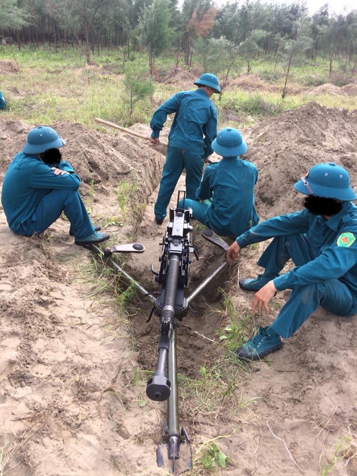 Lee Ann Quann on Twitter: ""Enfilade fire" Personnel from Vietnam Militia digging in as part of ...