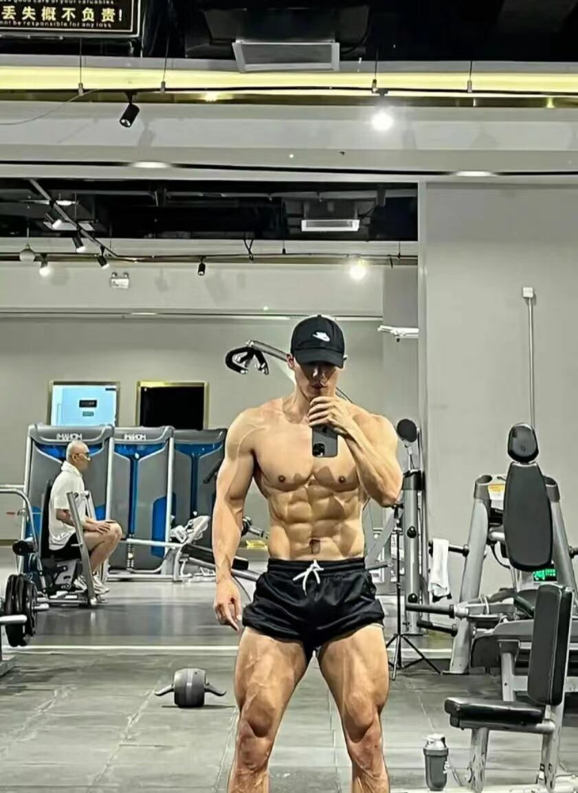 男神传送门 On Twitter 谁知道这个是谁?知道的请开门。第一个帮忙开门的可以获得一次免费寻人机会。以私信为准。