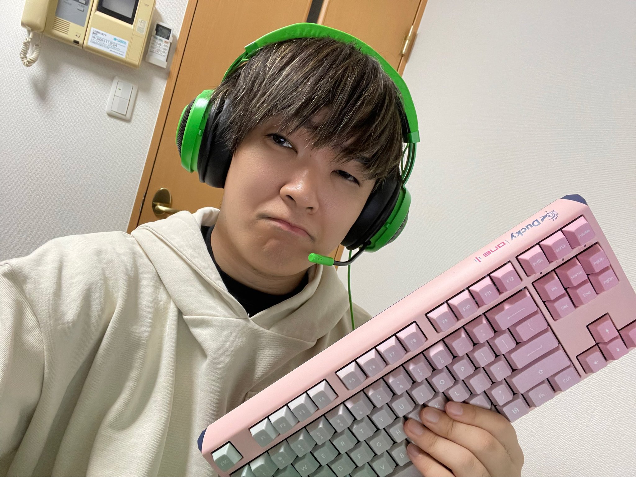 世界のヨコサワ on Twitter: "えぺまつり勝てよ、とVAXEEさん@vaxee_Japan がスーパーおしゃれすぎるキーボードをくれたんですが実力の方が重要だったらしいです。すみませ ...