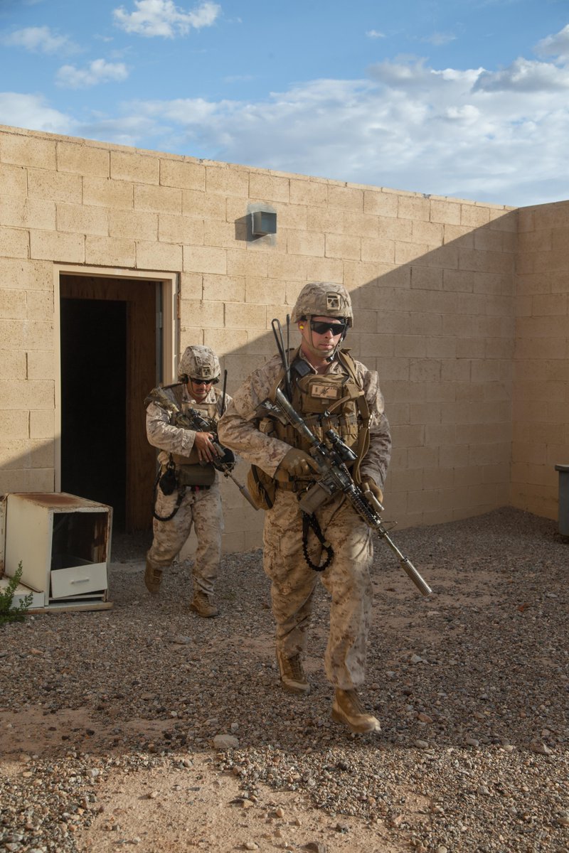 U.S. Marines on Twitter: "#Marines with @1st_Marine_Div conduct insertion drills during Weapons ...