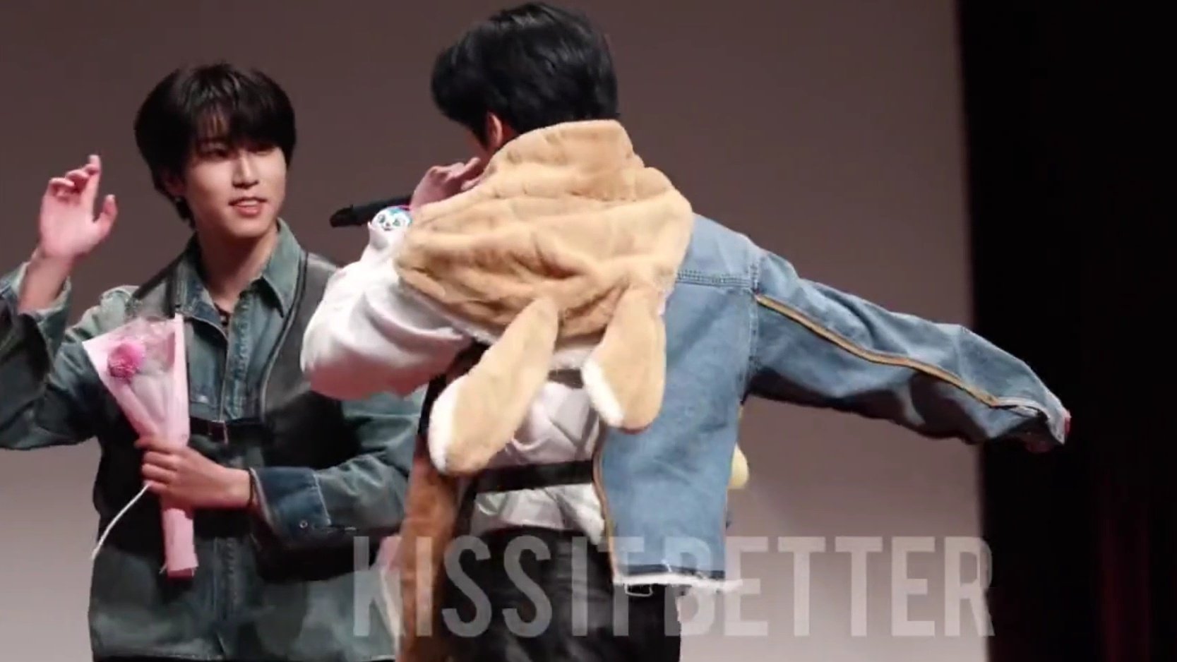 퀔냥냥 on Twitter: "minsung making eye contact when leeknow sang "i cannot explain this emotion🎶 ...