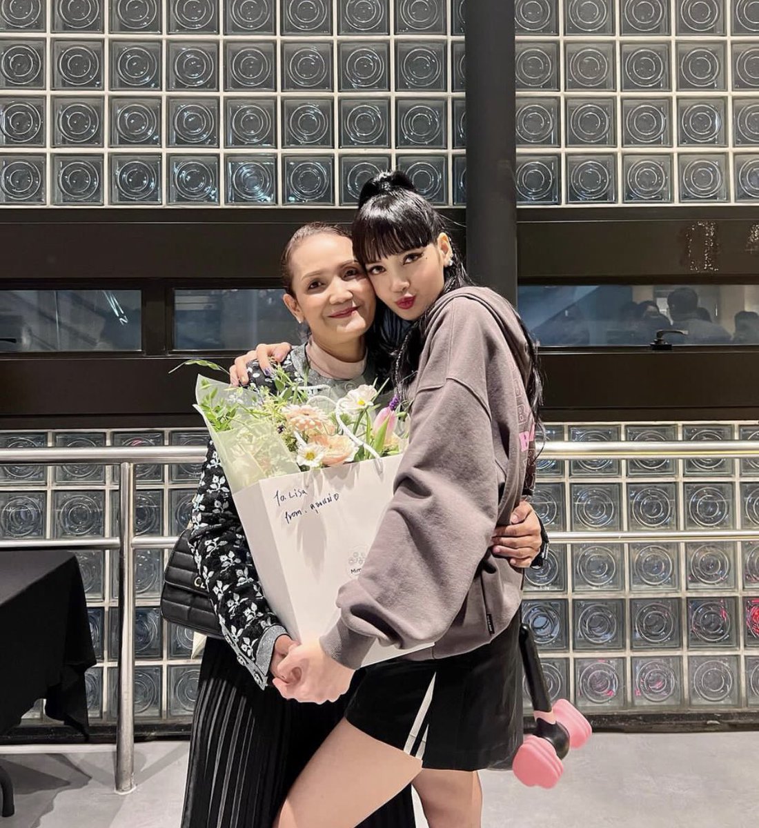 Blackpink Brasil On Twitter 📸 Lisa Com Sua Mãe Após O Concerto Em