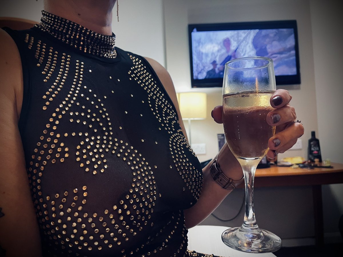 bed hoppers on Twitter: "Really enjoying Crocodile Dundee 2 on tv…"