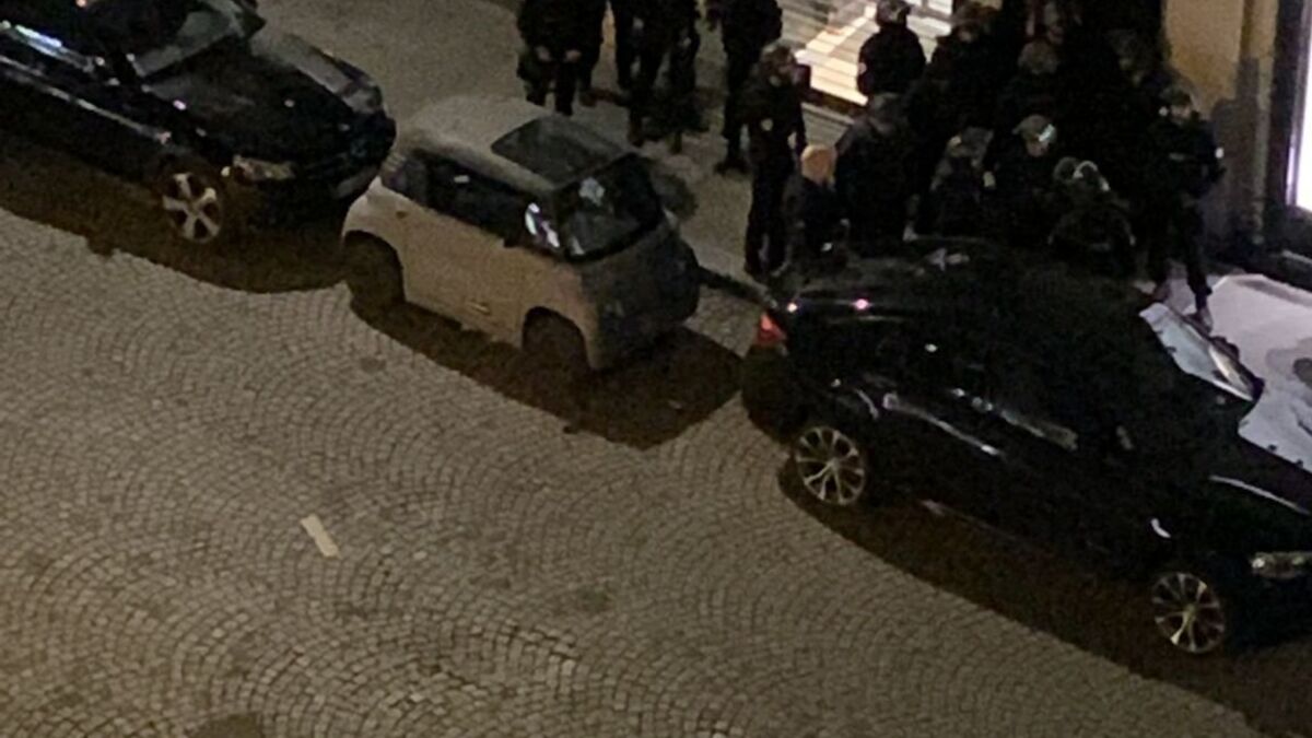 Revue De Presse On Twitter Rt Leparisien Paris Une Personne