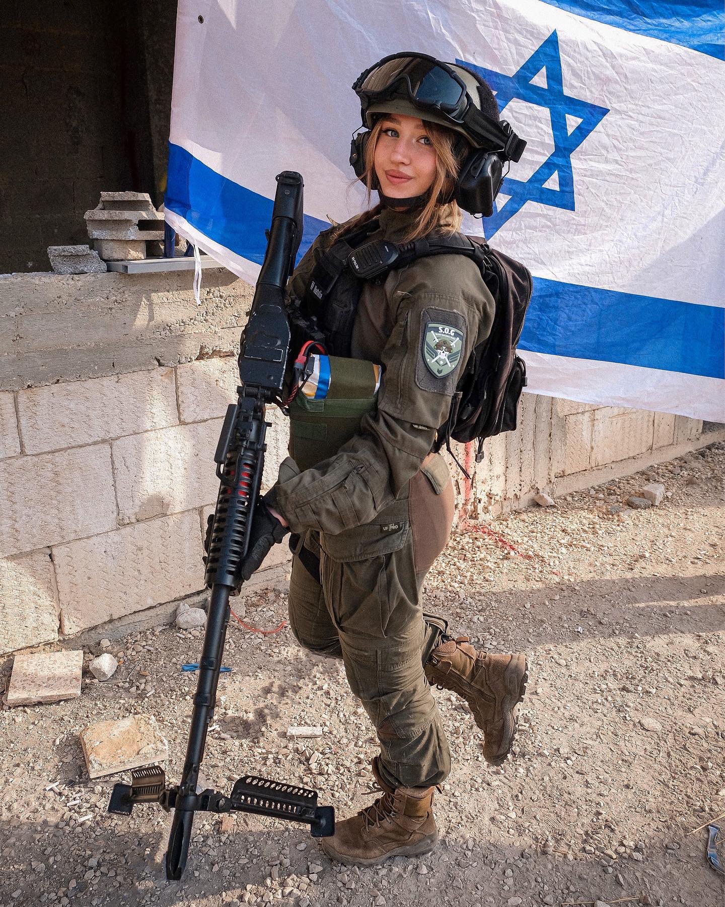 La impactante soldado israelí reclutada para distraer al enemigo con su ...