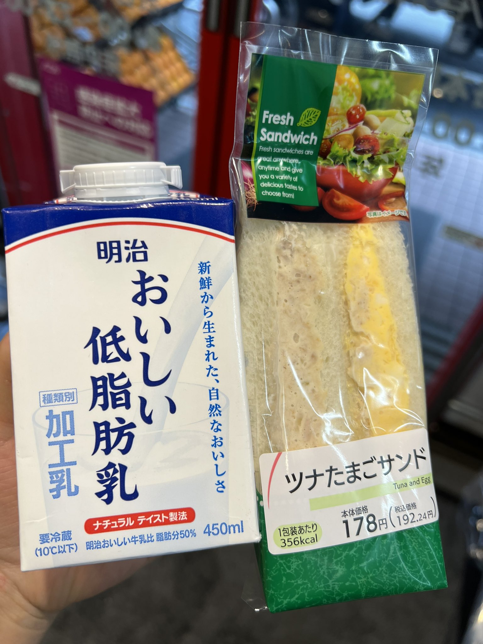 小贺 On Twitter 饿着肚子在附近转了一圈都没找到开餐能吃早餐的店,理解了为啥日剧里主妇们天天大清早起来做早饭。以后也不用找了,便利店买点一吃就行。省事儿,味道也挺好的,可以了